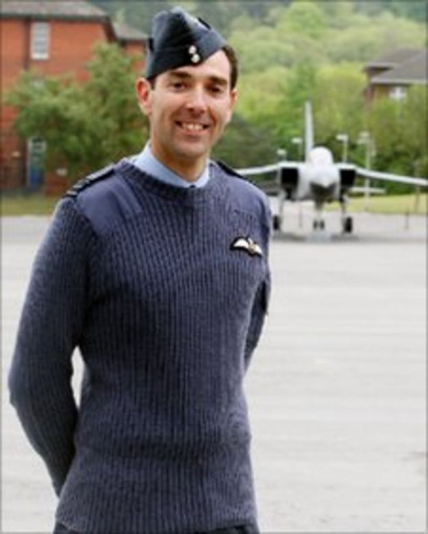 Prince William wing commander's royal wedding day role - BBC News