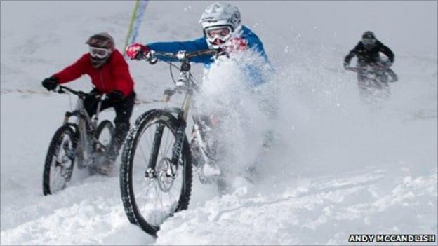 Downhill McAvalanche riders take part in Glencoe race - BBC News