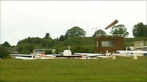 One dead in gyrocopter crash near Wiltshire airfield - BBC News