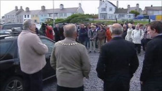 Holyhead coastguard station protest rally - BBC News