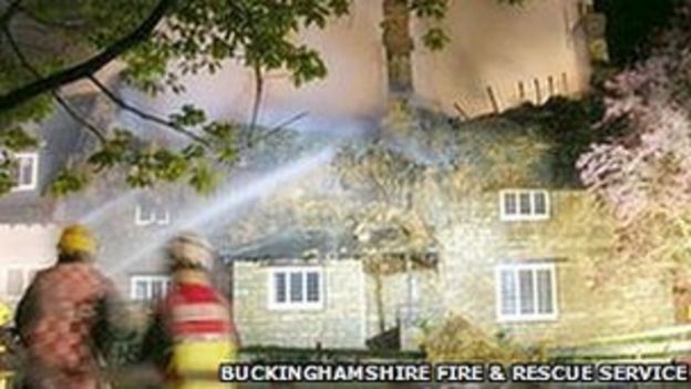 Buckinghamshire thatched cottage badly damaged by fire - BBC News