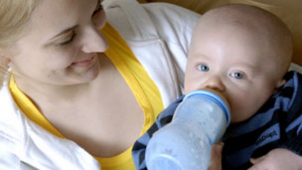 Prolonged bottle-feeding 'increases obesity risk' - BBC News
