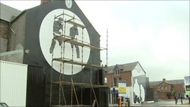 East Belfast murals show UVF men with machine guns - BBC News