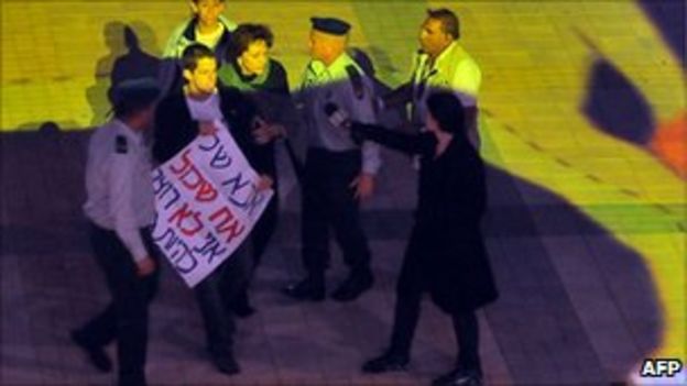 Shalit protest mars Israel's Independence Day event - BBC News