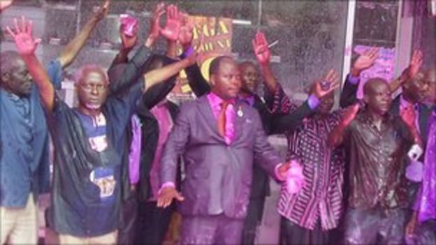 Ugandan opposition leaders sprayed pink to stop rally - BBC News