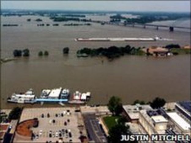 Memphis flooding: Mississippi River reaches peak - BBC News