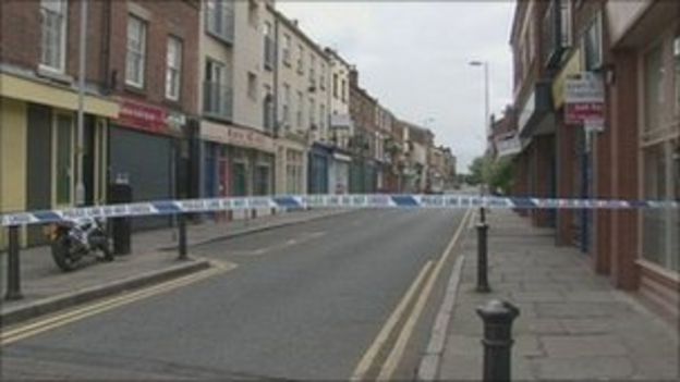 Murder inquiry after man stabbed in Birkenhead - BBC News