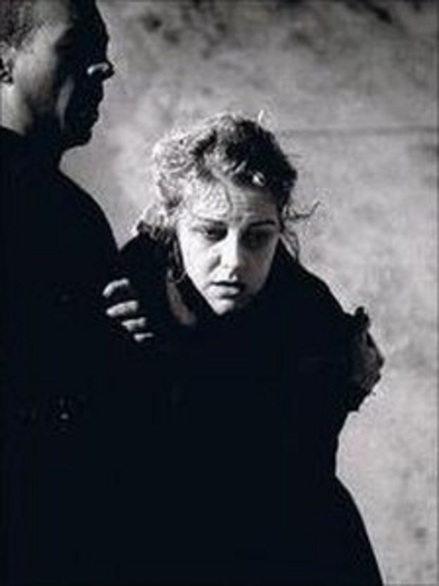 Hull opera singer Sarah Rhodes to make home city debut - BBC News