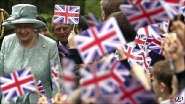 Queen in Ireland: Chequered history behind visit - BBC News