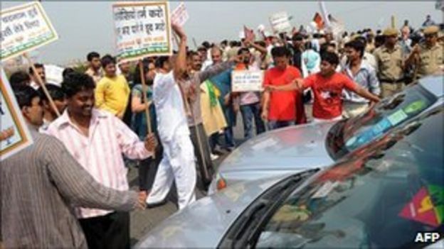 India: Delhi road blockades over petrol price protests - BBC News