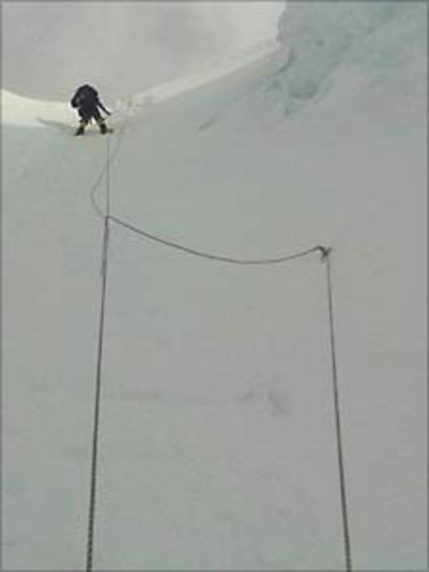 Climber set for 'oldest Briton' on Everest north ridge - BBC News