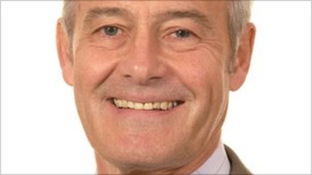 Edinburgh Zoo's new boss Hugh Roberts offers stability - BBC News