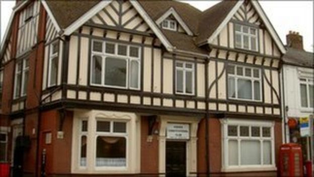 Camra's top prize won by Staffordshire club - BBC News