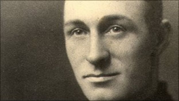 Portsmouth war hero James Ockendon's bench restored - BBC News