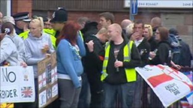 English Defence League march to Islamic centre site - BBC News