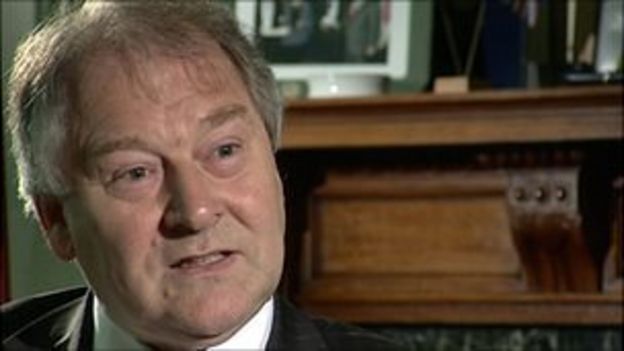 Senior Birmingham City councillors agree 10% pay cut - BBC News