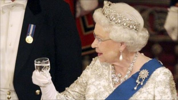 Theresa May and the art of the curtsy - BBC News
