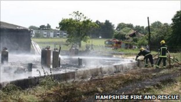 Gas cylinders 'shot into air' during Hampshire fire - BBC News