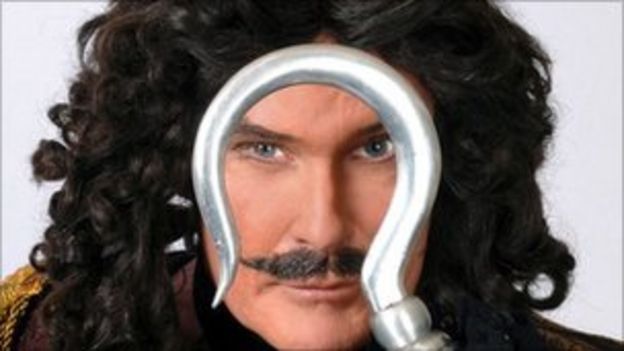 David Hasselhoff as Captain Hook in Bristol pantomime - BBC News