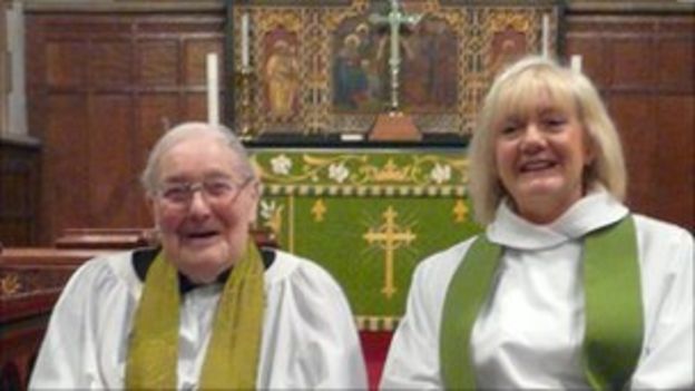 Leeds vicar still preaching at the age of 100 - BBC News