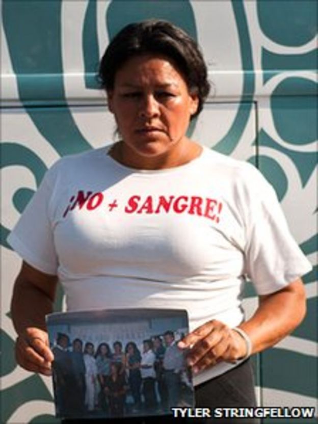 Mexico drugs war: Relatives march to demand justice - BBC News