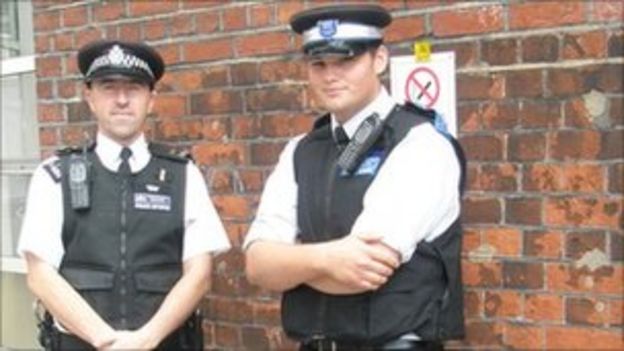 Police praised for saving 'heart attack' woman's life - BBC News