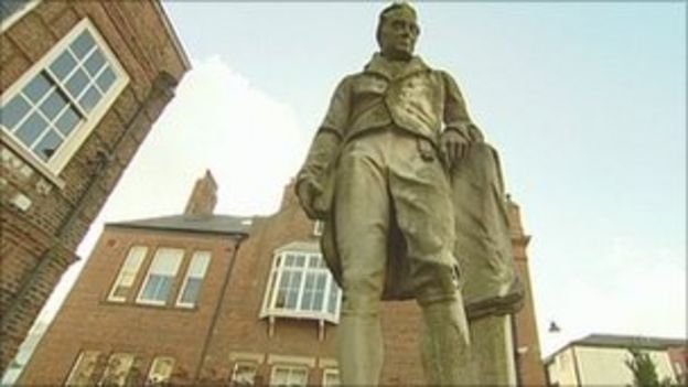 William Wilberforce statue in £10,000 restoration - BBC News
