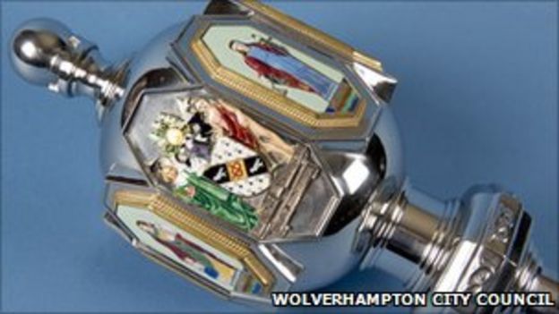 Mayoral chains go back on display in Bilston - BBC News