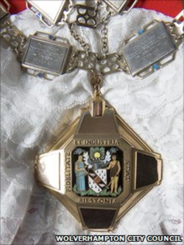 Mayoral chains go back on display in Bilston - BBC News