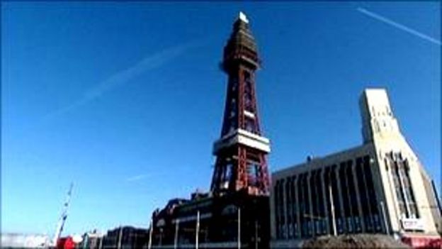 Anti-fracking protesters target Blackpool Tower - BBC News