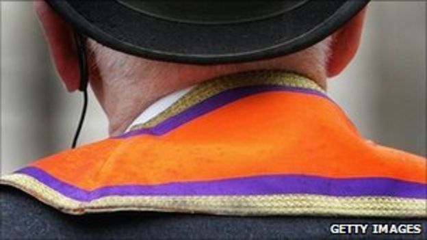 Orange Order marches through streets of York - BBC News