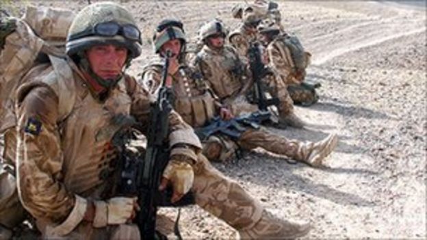 Tonbridge crowds cheer Princess of Wales's Royal Regiment - BBC News