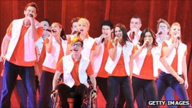 Glee leaps from screen to stage - BBC News