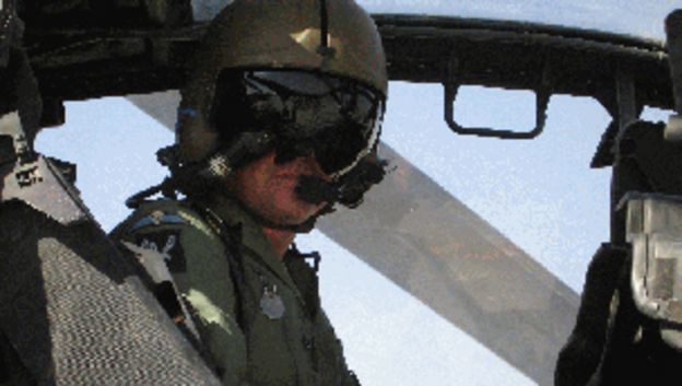 Precise and deadly: A pilot's view of the Apache - BBC News