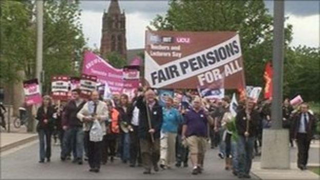 Protest march in Middlesbrough by public sector workers - BBC News