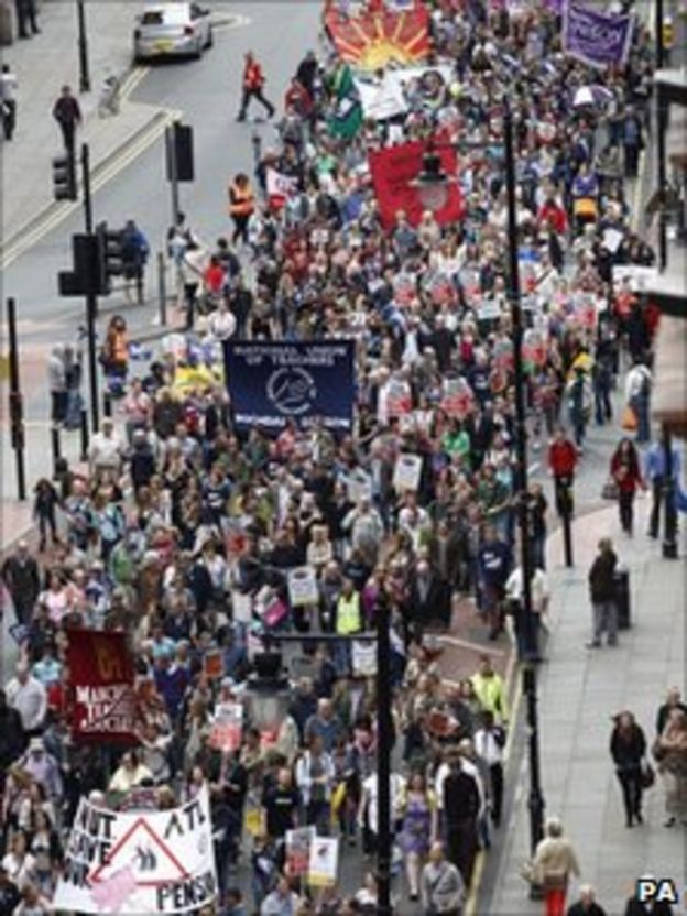 Thousands march in Manchester pensions strike - BBC News