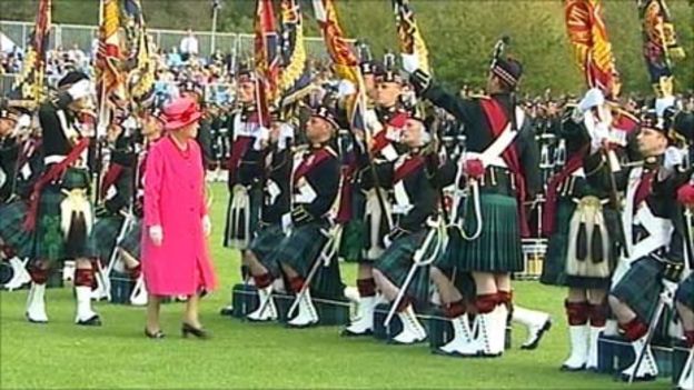 Queen to present Colours to regiment - BBC News