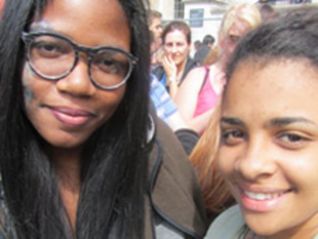 Harry Potter fans queue for Deathly Hallows premiere - BBC News