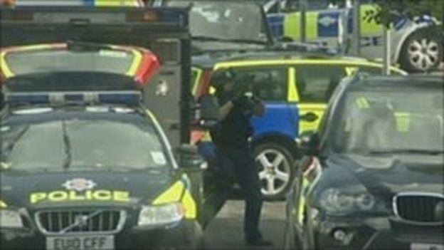 Southend police in armed stand-off with man at house - BBC News
