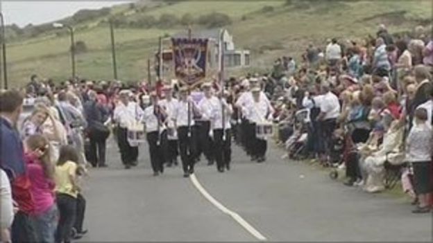Orange Order parade in Rossnowlagh - BBC News