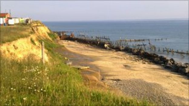 Happisburgh beach and cliff-top improvement work begins - BBC News
