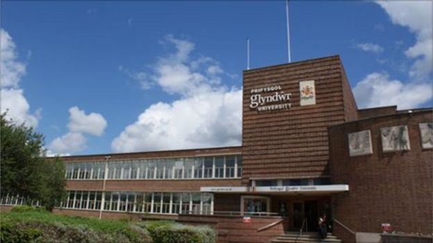 Glyndwr University discusses bid to buy into Racecourse - BBC News