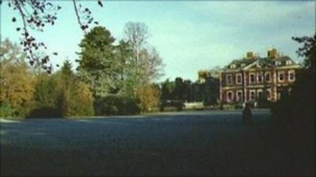 'Toad Hall' house Fawley Court at centre of legal fight - BBC News