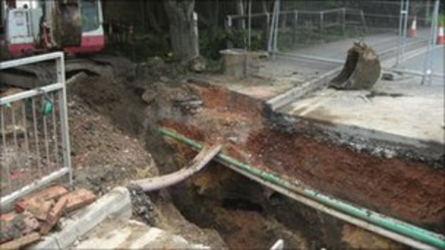 Cut phone lines in Gloucester caused by sewer 'mole' - BBC News