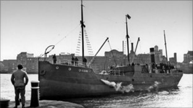 Steamcoaster SS Robin arrives at London's Royal Docks - BBC News