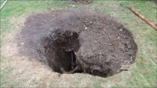 Victorian water well found under bush in Swindon garden - BBC News