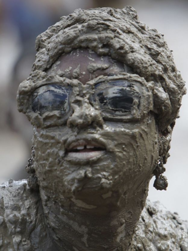 Kids compete to be king of the mud at American festival - BBC Newsround