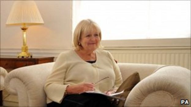 Cheryl Gillan's sofa government cushions the cost - BBC News