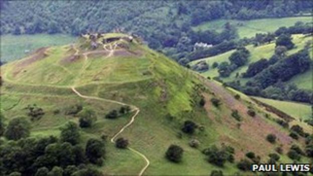 Ruthin's St Peter's Church gates lit up by art project - BBC News