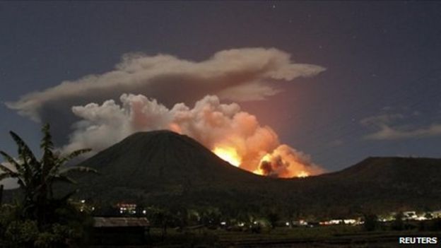 Indonesians flee volcano eruption on Sulawesi - BBC News
